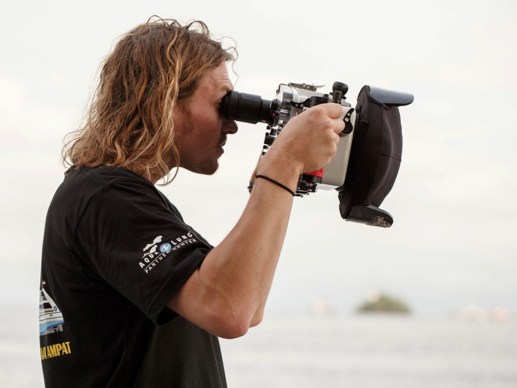 Install a 45º or Straight Magnifying Viewfinder on Your Underwater Hou