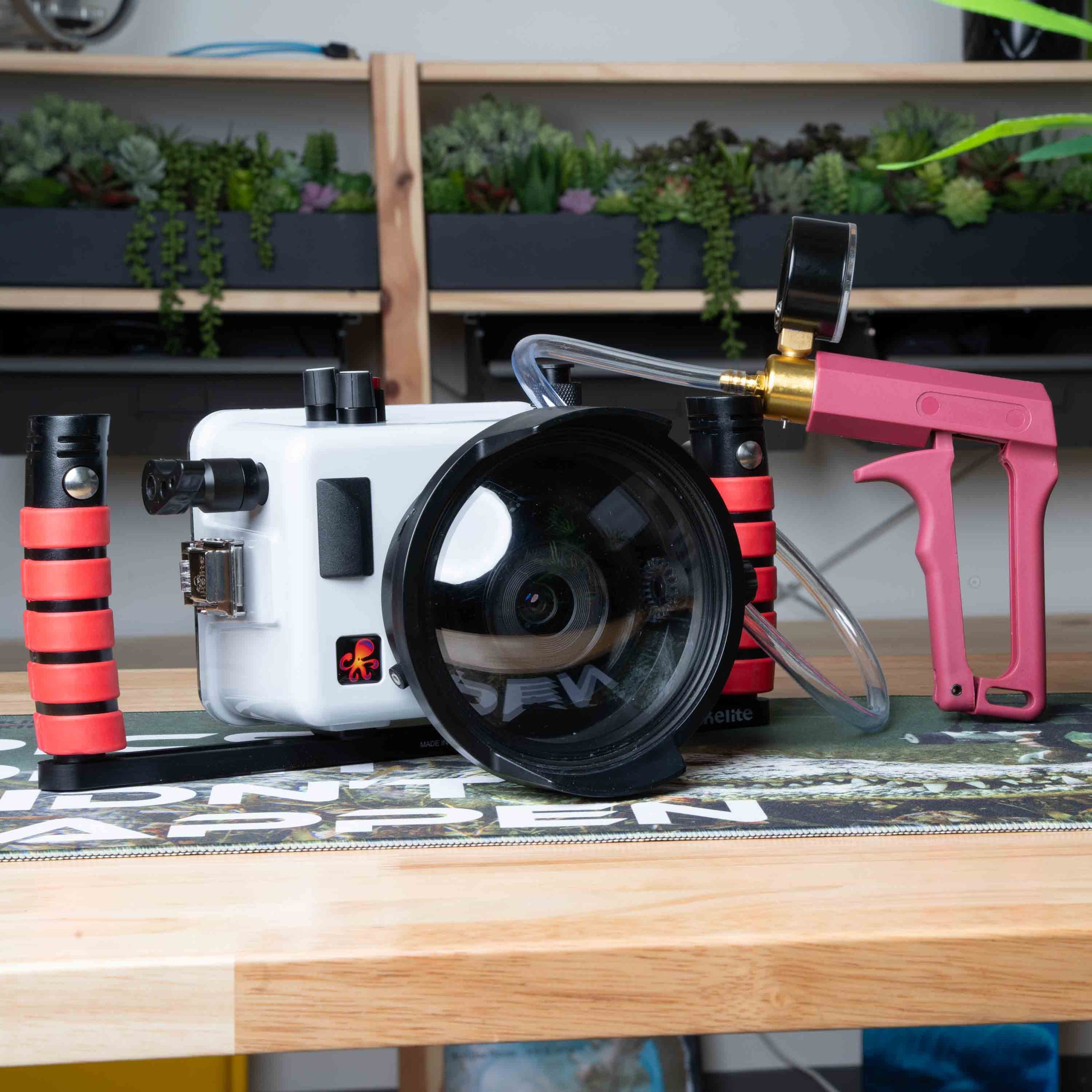 200DLM/D Underwater Housing and Canon EOS R100 Camera Deluxe Kit